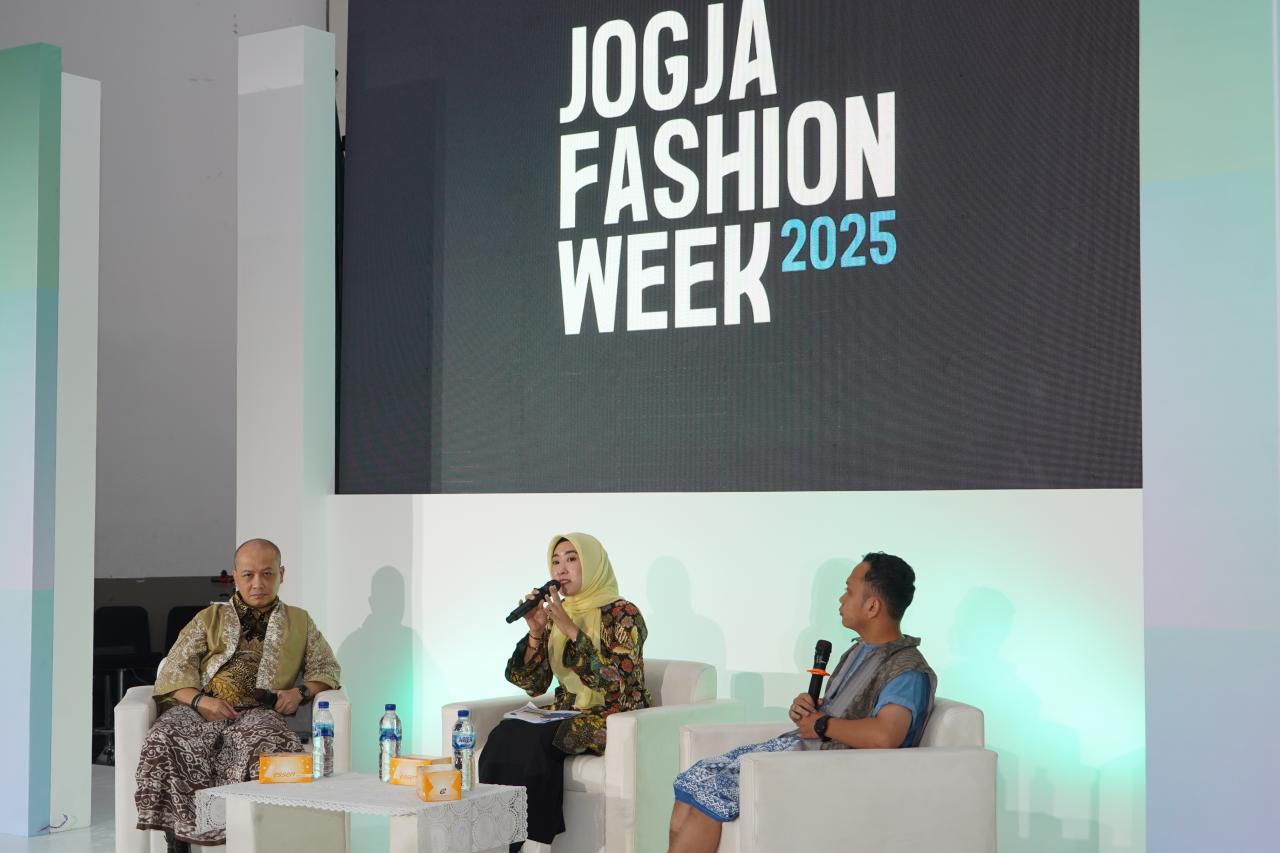 Inggit Soraya Angkat Batik Ekologis di Jogja Fashion Week 2025 - Protokol dan Komunikasi ...